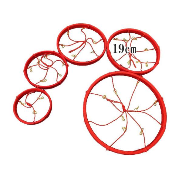 つるし雛用 縮緬 ちりめん リング 完成品 金具付き ４番 直径１９ｃｍ　赤 TR-600-19R d d795●寸法直径　：１９cm高さ　：１.５cm取り付け部分：８箇所●素材・材質化繊　ちりめん　留め具：金属●状態完成品新品のキレイなお...