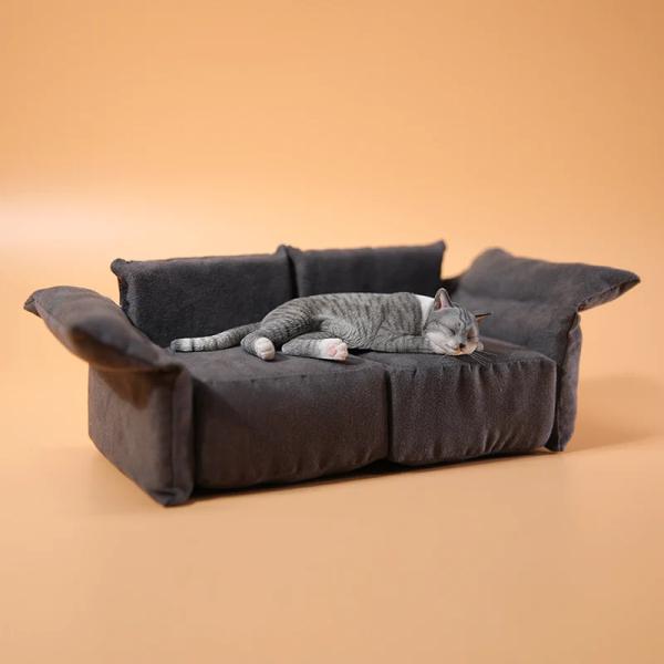 1/6 サイズ ソファーの上で眠るサバトラ柄の猫 リアルフィギュア 猫動物置物動物彫像 ネコ好きプレゼント輸入品JXK-142A------------------1/6 scale Mackerel tabby cat sleeping ...