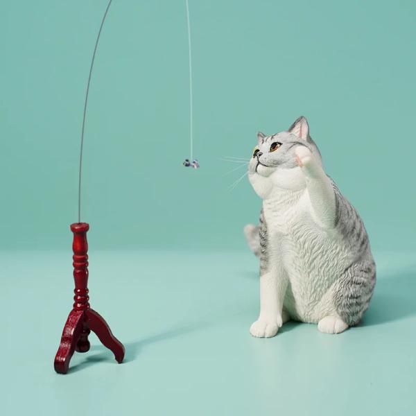 1/6サイズ 蝶のネコじゃらしと遊ぶサバトラ猫 ブリティッシュ ショートヘアーリアルフィギュア ネコ動物彫像置物 猫好きプレゼント輸入品JXK-127D----------------------------1/6 size Mackere...