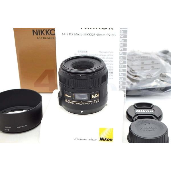 ニコン AF-S DX Micro NIKKOR 40mm F2.8G 元箱・レンズフード・付属品付き■外観■若干の使用感はありますが、良好な状態です。銅製ミラーには使用に伴う擦り傷が見られます。目立つ汚れや傷はありません。多数の商品画像を...