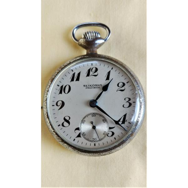 古い懐中時計、国鉄正規品です。昭和30年　No5748と刻印が有ります。裏蓋には個別番号　58574700と刻印されています。動作品ですが常用する際は整備を前提に検討下さい。昔のバブル期に東京の骨董市で高額で求めました。不明な点等ございまし...