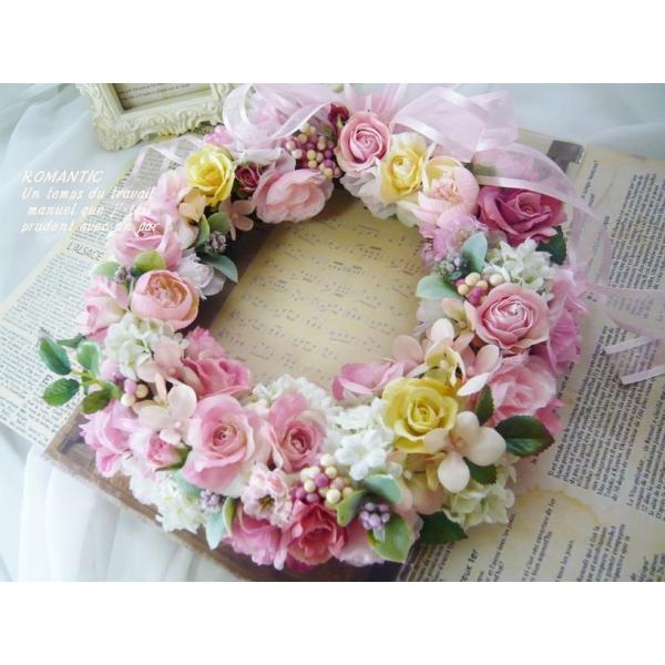 直径２８cmのリースです。木のツルで編み上げたリース土台にたくさんのバラをメインにお花を飾っています。お手入れいらずで、美しく綺麗に飾れます。リースの花材料は入荷状況により若干かわる場合がございます。ご了承ください。得トク2weeks 2022