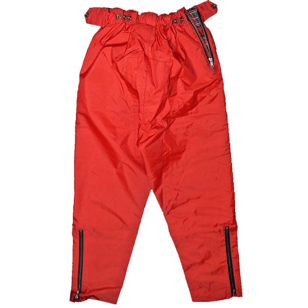 80年代に本拠をイタリアに移す前の、希少な「英国製」ヴィンテージベルスタッフ Weather-Proofed Nylon Trousers です。裾はジッパーのみの仕様で、オイルドコットンパンツのような3本のストラップは付いていないモデルで...