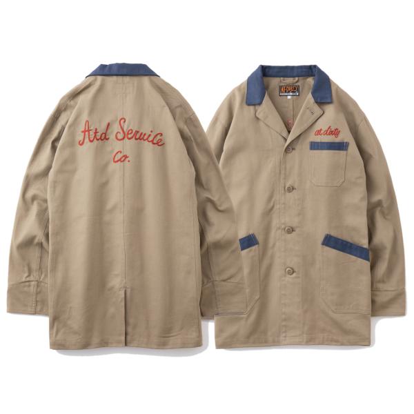 旧き良きアメリカのショップコート（メカニックコート）をデザインソースに日本人に合う丈感、シルエットで制作。フロント左右とフロント左胸にポケット付き。左胸ポケット上部に ”AT-DIRTY ” 、背面に大きく ”Atd Service Co....