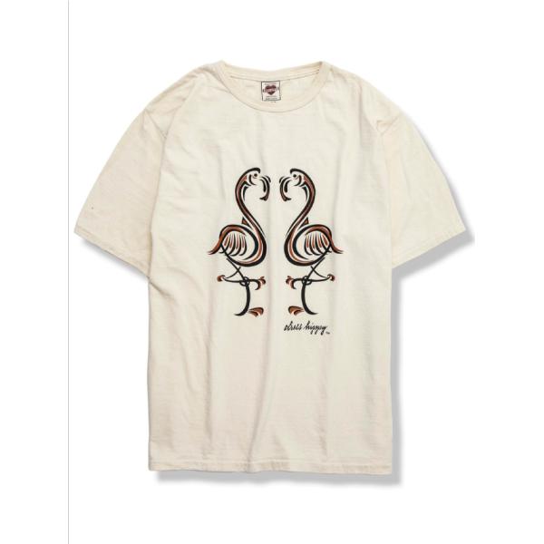 DRESS HIPPYよりFLAMINGO S/S TEEがリリース。ピンストライプ調のフラミンゴがインパクトある一枚。