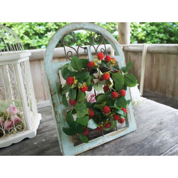 かわいい赤い実を贅沢にあしらった、直径約20cmの華やかな造花リースです。玄関扉やお部屋の壁に飾るだけで、空間がパッと明るい雰囲気に早変わり。おうちのインテリアにはもちろん、大切な方へのプチギフトにもぴったりなおしゃれなデザインです。造花な...