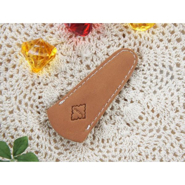 とても雰囲気のあるシザーケースです。シンプルなデザインがお洒落。ケースの型押には【TAILLEUR】タイユールの文字。意味はフランス語で仕立て屋と書かれています。【サイズ・素材】：シザーケース：3.5cm×8cm・カウレザーこちらはシザーケ...