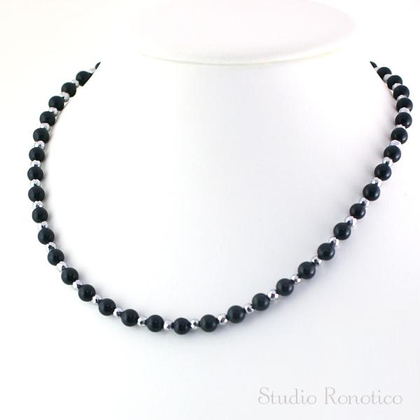 北海道産ブラックシリカを使った天然石磁気ネックレスです。マットな落ち着いた墨黒の石です。ブラックシリカは遠赤外線を幅広く放出する特性を持っています。そのため冷えやこり、循環の活性化など、さらに磁気ヘマタイトのダブルパワーで、健康をサポートし...