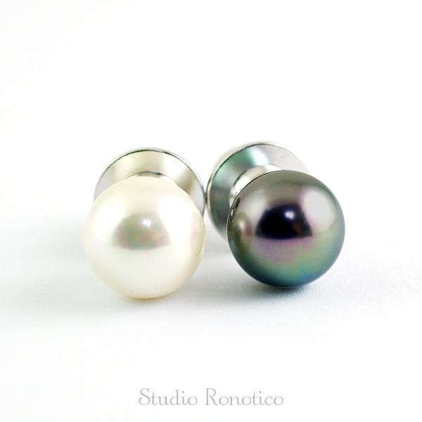 10mmの大粒国産磨き貝パールを一粒パールピンブローチに仕上げました。ホワイトとピーコックブラックの２個セットラペルピン、ハットピン、タイタックとしても、色々なアレンジで使えるシンプルなピンブローチです。スタイルに合わせて日替わりで色を使い...