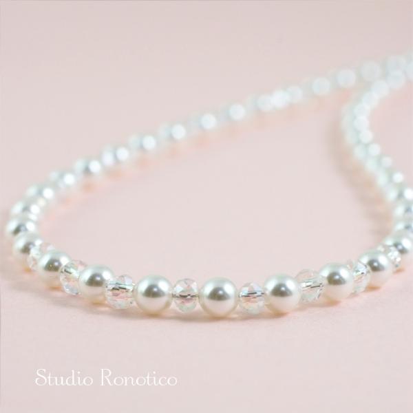 オーストリア製クリスタルパールにカットグラスビーズを合わせた上品で軽やかな輝きのベビーパールネックレスです。4ｍｍパールとグラスビーズが交互に配され、ガラスビーズには、光をオーロラの様に華やかに反射するオーロラ・ボーリエイラス(北極光)加工...