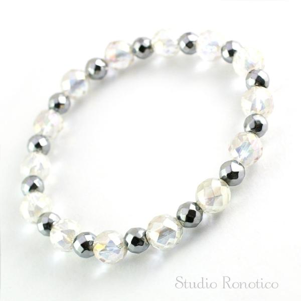レインボーオーラ64面カットの水晶が美しい、キラキラで上品な天然石磁気ブレスレットです。女性にも男性にもお使いいただけるシンプルなデザイン。磁気ブレスレットには見えない、お洒落なデザインの磁気ブレスレット＊。水晶の表面にチタン蒸着を施したタ...
