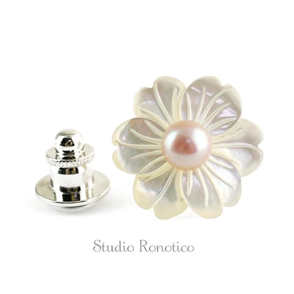 白蝶貝お花モチーフ彫刻の上品な印象のピンブローチ。中心には6ｍｍの本真珠淡水パールを配し、高級感のある上品な光沢です。ハットピンや襟元のアクセントに、ラペルピン、ブートニエールやタイッタック、スカーフ留めにと、色々なアレンジでお楽しみ頂けま...