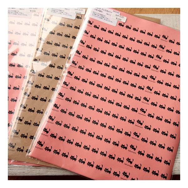 てふマニオリジナルキャラクター、黒ネコのブックカバー。シンプルなクラフト色と可愛いサーモンピンク色からお選びいただけます。ブックカバーのほか、ぽち袋や封筒の制作、ラッピングなどにも。■サイズ：A4■枚数：3枚入■制作：てふマニ