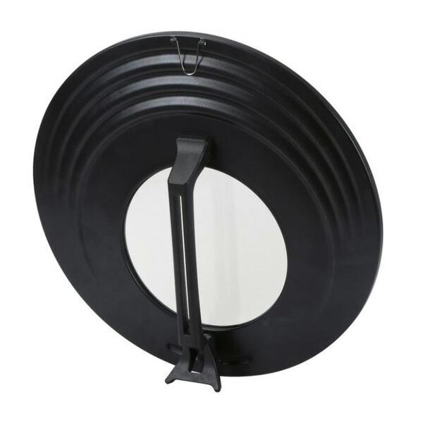 ワンタッチで開いて立て置き！スタンド式フライパンカバー。取っ手があるフライパン（アップハンドル）にも対応できます！収納に便利なフック付き。調理中の様子がひと目でわかるガラス窓付きです。フラット形状のガラスなので、やけどの心配も軽減！軽くて錆...