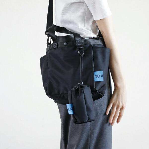 【着脱可能なミニバッグが付いたお散歩バッグ】お散歩に必要な物をまとめて入れられる、撥水性の高いナイロン素材のお散歩バッグ。・脱着可能のうんちバッグ付き・ボトルスペースなど多機能４ポケット付き【サイズ】W350×D120mm×H220mm（持...