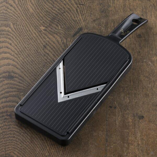 関孫六Vスライサーに厚み調節機能を搭載。プレートが刃に対して平行に稼動することで従来より均一な厚み調節を実現しました。ハイカーボン材採用で切れ味長持ち、指ガード付です。【材質】本体・可変プレート：ABS樹脂(耐熱温度100℃) / 厚み調節...