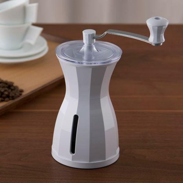 ミカフェート代表・コーヒーハンター川島良彰氏とのコラボレーション開発による微粉が出にくく、安定した粒度で挽ける。良質なコーヒー豆のための「ザ・コーヒーミル」。光沢のある質感、すっきりとした清潔感が魅力の新色スノーホワイトが仲間入り。○新開発...