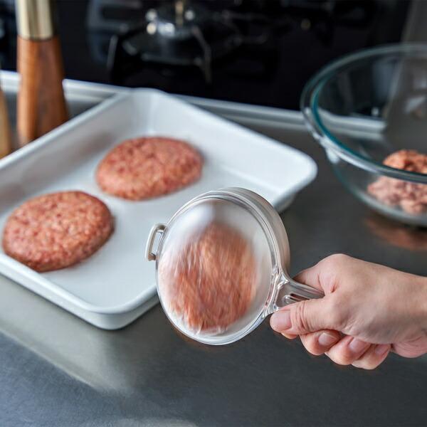手の温度を伝えないから、ふっくらジューシーな仕上がりに。・手を汚さずにハンバーグの空気抜きと成型ができます。・バシバシ振って空気抜き！プロの料理人が両手でキャッチボール、肉ダネをまとめる動作を再現。・これひとつでレギュラーとミニ、2サイズの...