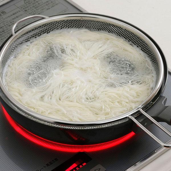 フライパンでゆで料理に、サッと引き上げれば水切り完了！そのままテーブルの上に上げられるハンドルサイズ。そうめんを茹でて→サッと引き上げ→水洗い→そのままテーブル上に。つけ麺やパスタなどの麺類の他、枝豆やとうもろこしに。引き上げるだけで水が切...