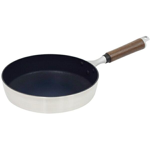 フライパンは焼くだけではなく、茹でたり煮込んだりといろいろな調理に使われています。そのため焼き面が広くて、深さのあるフライパンが求められます。ただそのような形状だと重くなり扱いづらくなってしまいます。そこで、焼き面を広く、深く、軽くするには...