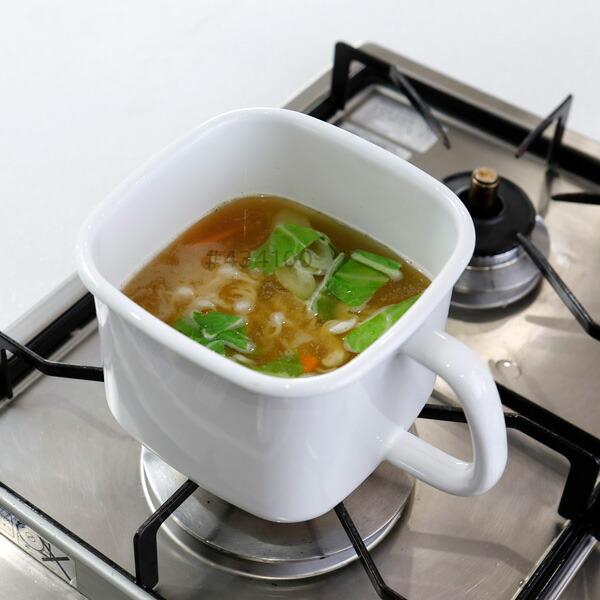 少しだけ角を丸めて、とってをつけました。蓋も本体と同じ琺瑯素材です。加熱調理中には温かさと香りをキープします。琺瑯素材は優れた熱効率を持ち、油汚れもすっきりと洗い落とせます。琺瑯の表面はなめらかなガラス質です。食洗機対応【サイズ】約189x...