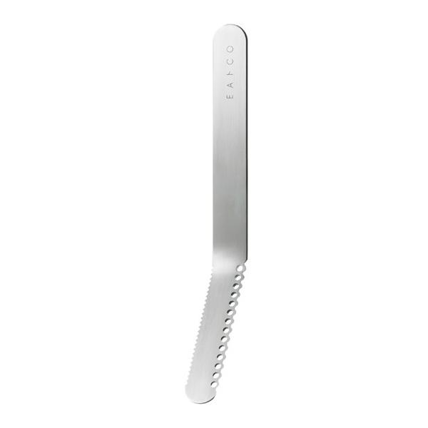 冷え固まったバターを糸状にすくって塗る、バターナイフ。小さな穴が硬いバターもソフトにすくいとり、そのまま塗れます。浅型容器にも使いやすい角度の柄で、ギザ刃部分はコゲ落としとして使用できます。トーストにはもちろん、お料理にも。日本製。【サイズ...