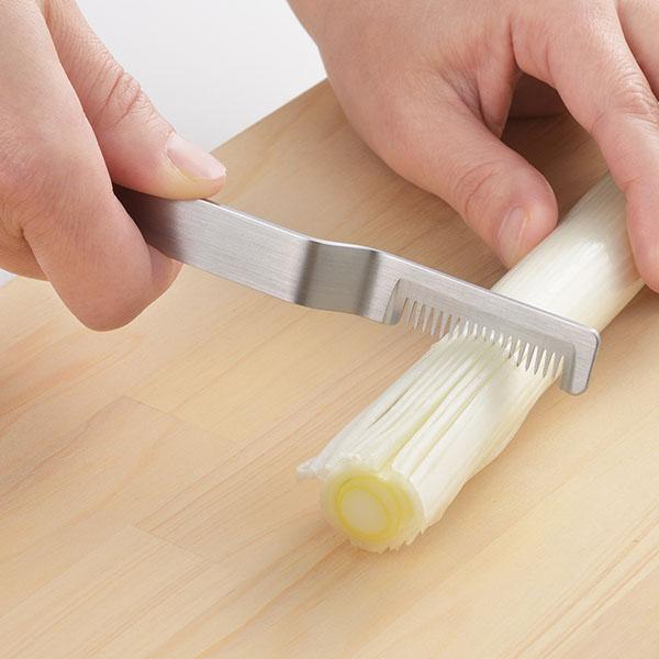 新潟県燕市主催「ジャパン・ツバメ・インダストリアルデザインコンクール2025」に準グランプリ 中小企業庁長官賞を受賞いたしました。ネギを手軽に細く切れる白髪（しらが）ネギカッター。特別に開発した櫛刃を繊維に沿ってスライド。ネギを回しながら、...