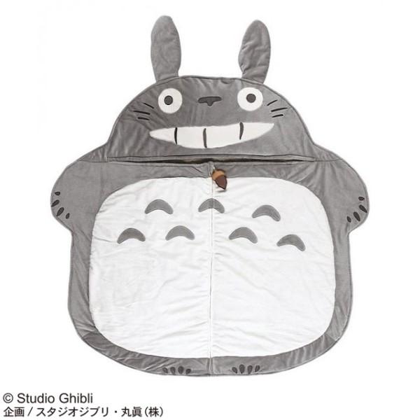 【ジブリ・となりのトトロ】大きなトトロに包まれながらお昼寝できるシュラフ。ファスナーはどんぐりのマスコットが付いていて細部にまでこだわった商品です。トトロと一緒にお昼寝してみませんか？※商品画像は撮影時の光や角度により、実物の色味と異なって...