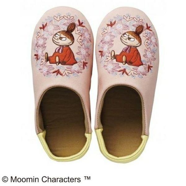 高級感のあるムーミンシリーズのスリッパ ゲストの方をお招きする時用にも最適です！※商品画像は撮影時の光や角度により、実物の色味と異なって見える場合がございます。予めご了承くださいませ。【リビング　スリッパ　ルームシューズ　来客　ムーミン　フ...