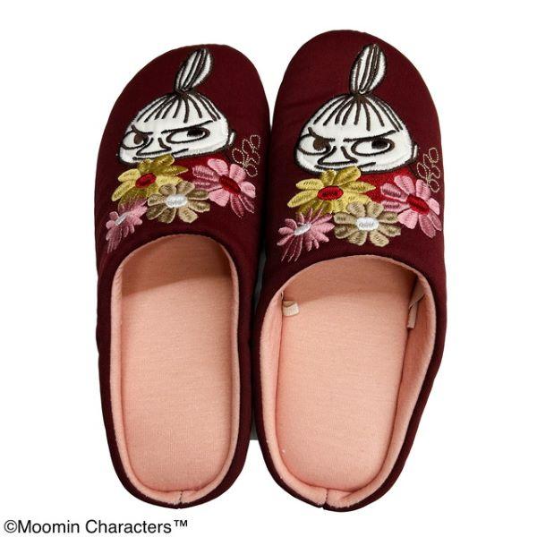 立体的な刺繍になっていてお花に寄り添うリトルミイが可愛いルームシューズです♪※商品画像は撮影時の光や角度により、実物の色味と異なって見える場合がございます。予めご了承くださいませ。【リビング　スリッパ　ルームシューズ　室内履き　来客　ムーミ...