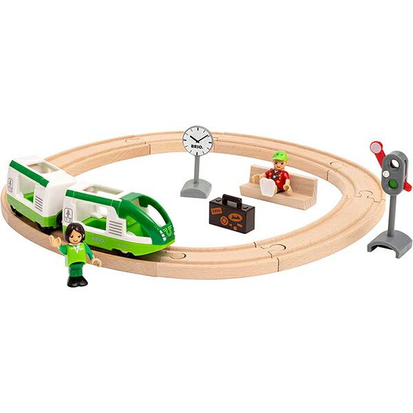 初めてのBRIO Worldレールウェイ遊びに最適なスターターセット。このトレインセットには、木製レール、先頭車両、客車、フィギュア2体、その他レールウェイアクセサリが含まれています。 列車が到着するのを待っている乗客を乗せ、出発と停止の標...