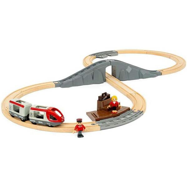 BRIO World での冒険に必要なものがすべて入っています。クラシックな 8 の字型のレイアウトを作れる 22 ピースが入ったセットです。中心の交差部分には橋の下をくぐるトンネルがあり、駅のプラットフォームではフィギュアを使って遊べます...