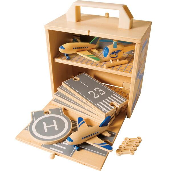 かわいい木箱に、乗り物が入っています！ジョイントパーツで木箱本体と滑走路を自由につなげることができます。遊び終わったら木箱へお片付け！収納後は持ち運びが可能なので、旅行などにもオススメです。環境に優しい人工林の樺の合板から作られており、こだ...