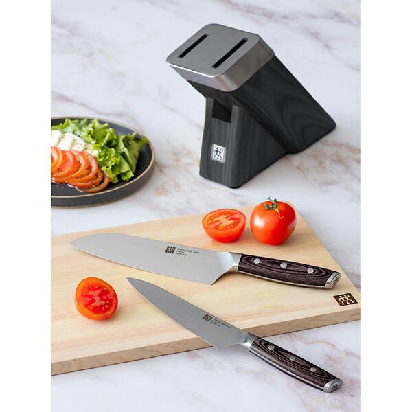 〇料理を楽しくする「切れ味」/ドイツ生まれのキッチンウェアブランド「ツヴィリング」から、お料理がもっと楽しくなる3点セットをご紹介。使い勝手の良い三徳包丁と、刃渡り約15cmで取り回しやすいサイズ感のコンパクトシェフ、シャープナー付きのナイ...