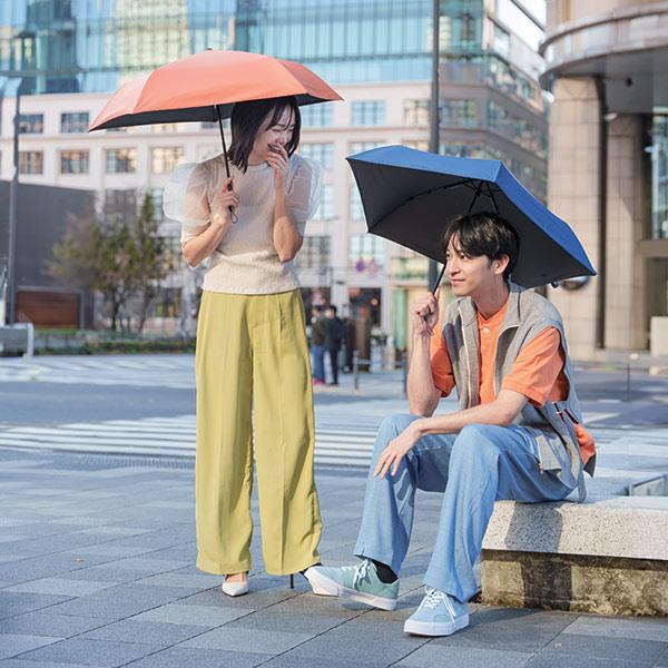 機能性と携帯性を追求した、超軽量オールウェザー対応の折りたたみ傘です。風に強いカーボンファイバー製骨と耐久性の高いリップストップ生地を採用、軽さと丈夫さを兼ね備えています。【親骨サイズ】50cm／5本骨【傘の直径】約78.5cm【重量】ブラ...