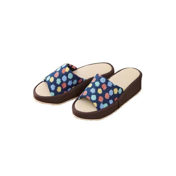 厚底設定で、高いところに手が届く！＊ヒール６cmの厚底設定なので、流し台がちょうど使いやすい高さになり、楽な姿勢でお料理や洗い物が出来ます。＊キュートな和風の小花柄プリントです。＊ヒール高：約６cm□注意□<br>※柄の出方が異...