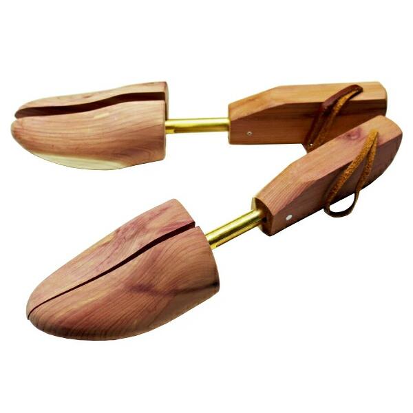 上質な天然レッドシダーを使用したシューキーパーです。靴の型崩れを防止して長持ちさせると同時に汗や湿気を吸収して、天然木の爽やかな方向で靴の臭いを中和します。キーパーのつま先部分を靴に挿入し、ヒール部分を押しながら靴へセットしてください。※市...