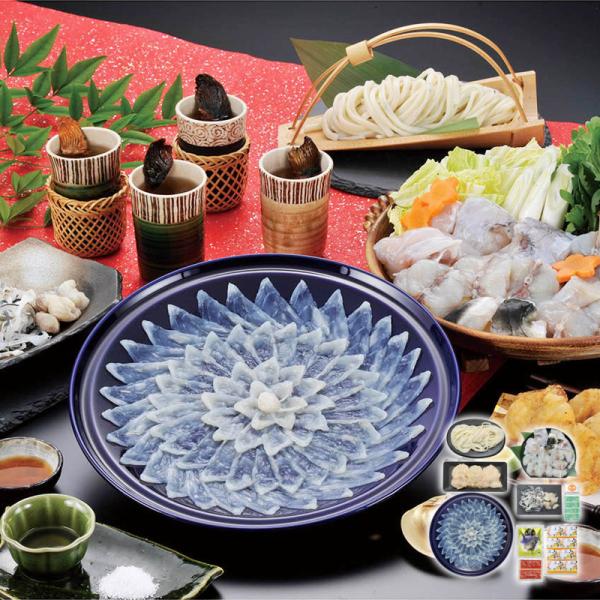 陶器皿に美しく菊花盛りされた美味なる「とらふく刺身」は目で楽しく、舌で感動。「ちり」「から揚げ」を「ひれ酒」と共に楽しんだ後は、残ったダシで作る雑炊まで、国産ふくの醍醐味が満喫出来るフルコースです。箱サイズ(cm)：46×37.5×13.5...