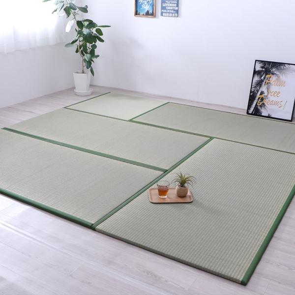 届いたユニット畳を床に置くだけで和のスペースが出来上がります。見た目や、い草生地の織りなど一般の畳に近い雰囲気に仕上げました。なつかしい昔ながらの畳がお好みの方におすすめの商品です。こちらの商品の表生地は畳表と同じ織り方の糸引織りで仕上げま...