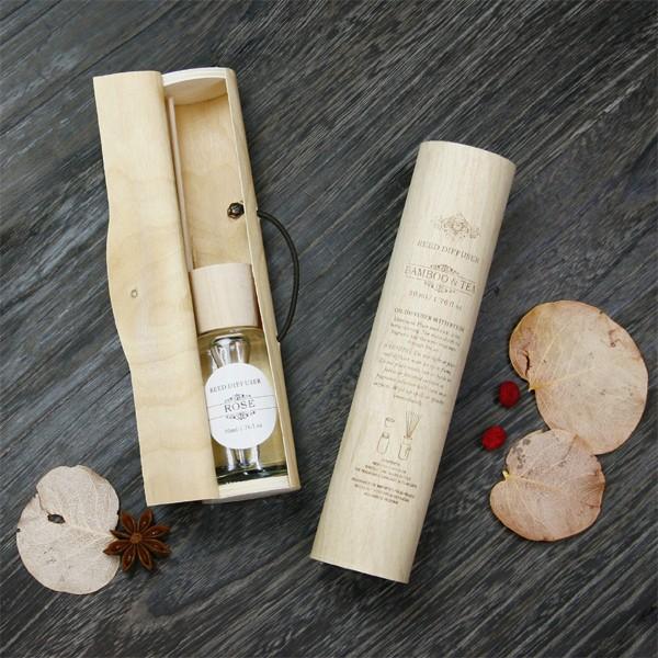 ブランド:トスダイス(tossdice)タイプ:ウッドケース　ディフューザーアボリオ:ローズ容量:約50ml持続期間:約１〜２ヶ月セット内容:トスダイス(tossdice) ローズ(Rose) フレグランス・ウッデンケース リードディフュー...