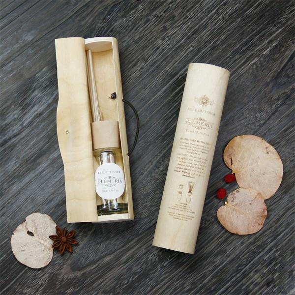 ブランド:トスダイス(tossdice)タイプ:ウッドケース　ディフューザーアボリオ:プルメリア容量:約50ml持続期間:約１〜２ヶ月セット内容:トスダイス(tossdice) プルメリア(Plumeria) フレグランス・ウッデンケース ...