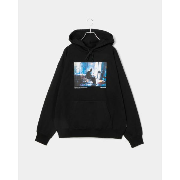 -商品説明-“Diggin’ in the Crates”カルチャーの本質をアートタッチで表現したフーディー。街角のレコード店で没頭するディガーの姿を、ブラックボディに映えるグラフィックに昇華。「When you dig, you're n...