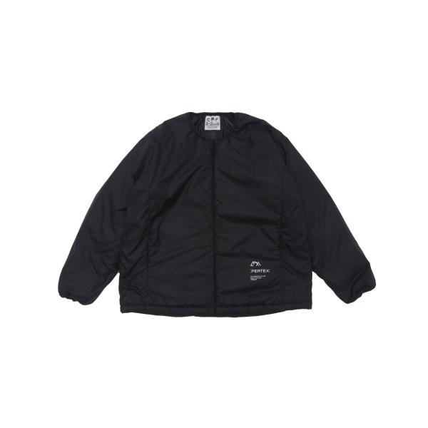 -商品説明-1980年代当時はインナーダウンという言語はなくダウンセーターと呼ばれていた。その後開発されたPERTEX 30D耐久撥水とプリマロフトを使用し、現代にアップデート。余計なものを削いでいくミニマルなデザインに。使い勝手を考えフロ...