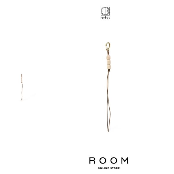 -商品説明-端材を使用、ラウンドで削り出し木目が特徴のキーリング。丸みを帯びた真鍮製のカラビナを使用し、長めの革紐はカットすることで自由にアレンジが可能です。家具の生産工程で出る端材を使用しています。木目もそれぞれ異なり、使い込むことで色合...