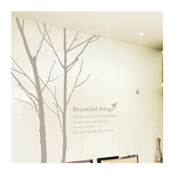 「北欧の温もりを、壁一面に。大きめ木のデザインの転写式ウォールステッカー」● ナチュラルな木の質感でお部屋を北欧テイストに。● 大きめサイズだから、リビングや寝室のアクセントにぴったり。●転写式だからシール感がなくキレイに貼れる！シンプルな...