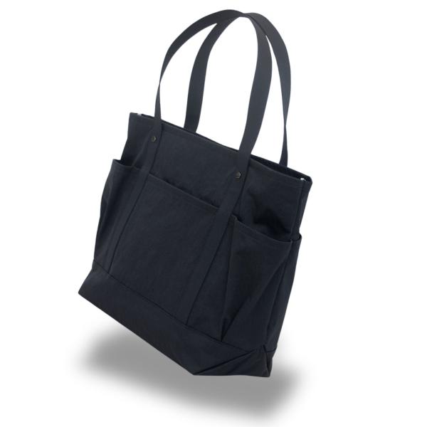 帆布のような質感と大容量な見た目からは想像できない圧倒的な軽さを実現したトートバッグ。素材は肉厚で高級感のある「KONBUツイル」を使用しているからオン/オフともにお使いいただけます。≪商品詳細≫サイズ：幅 40cm／高さ 36.5cm／マ...