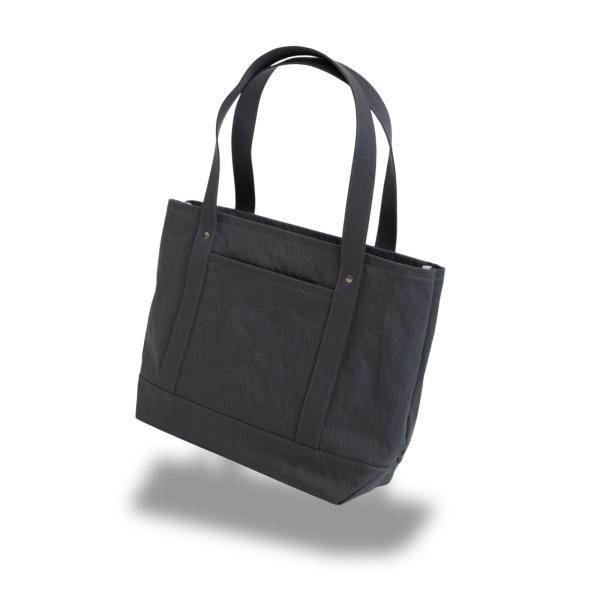 毎日の必需品を無理なく収納できる、ちょうどいいサイズ。素材は肉厚で高級感のある「KONBUツイル」を使用しているからオン/オフともにお使いいただけます。≪商品詳細≫サイズ：上辺幅 45cm 下辺幅 32cm／高さ 31cm／マチ 14cm／...