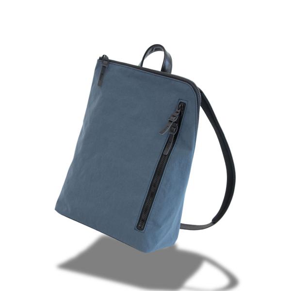 A4サイズがぴったり収まるジャストなサイズ感で、デイリー使いしやすい。フロントポケットには簡易ロックができるロックファスナーを採用しており防犯対策もOK。超軽量＆撥水加工でどこへでも一緒にお出かけしたくなるリュックです。乾燥コンブのようなパ...