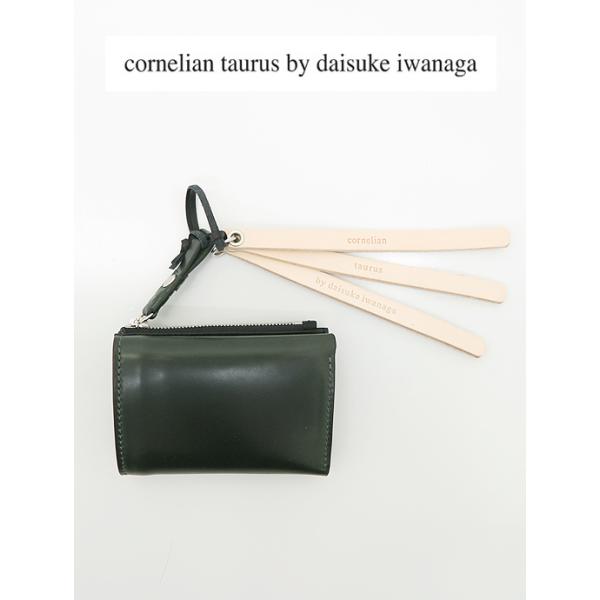 オイルコードバンを使用した三つ折り財布「connect wallet MINI/co18sscw030a」が届きました。デザイン性がありコンパクトな財布がお好みの方にお勧めモデルです。カードホルダーが4か所で1か所に2枚収納できるので、計8...