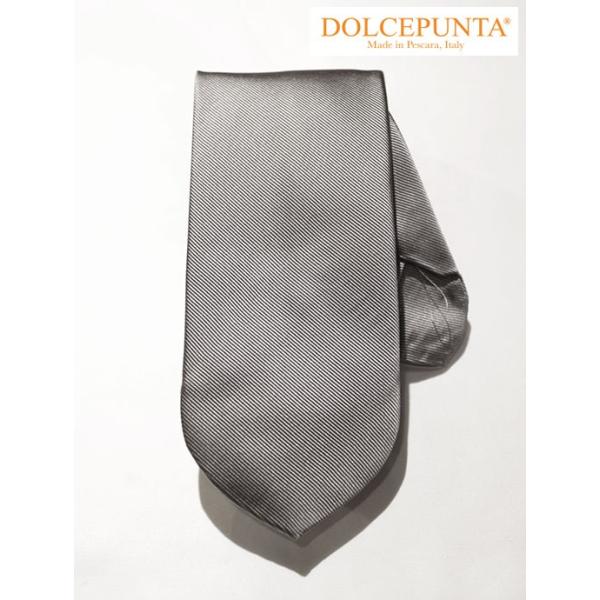 シルバーのツイル織りシルクタイです。ブランドの特徴である大剣・小剣のハート型のデザインは完成された美しさと気品を兼ね備えています。細部への拘りも素晴らしく、芯材をキュプラで一度包み、その外側にシルク生地を巻くことより表地の毛羽立ちが少なりま...